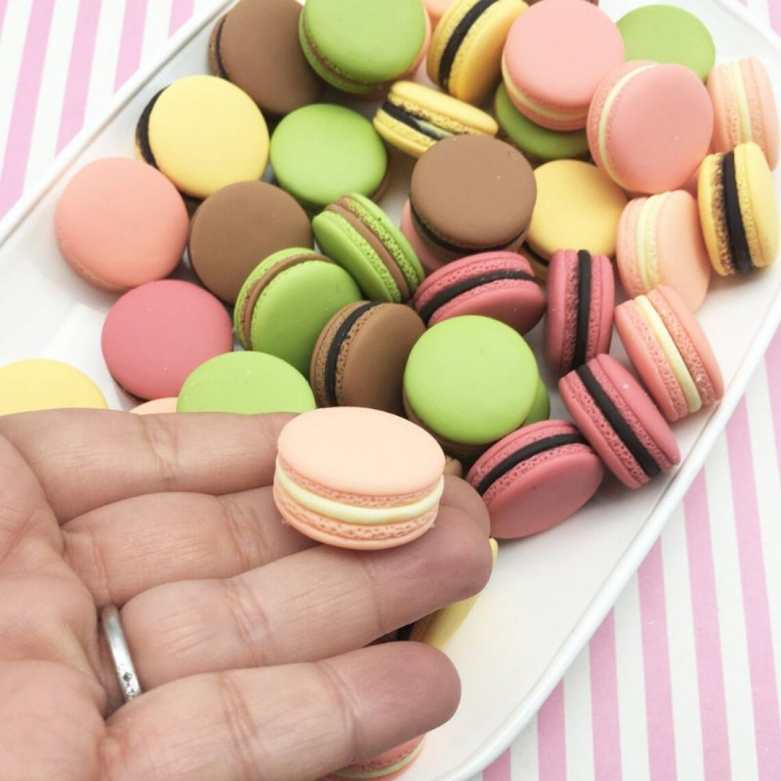 Multicolor Artificial Macaron Cookie